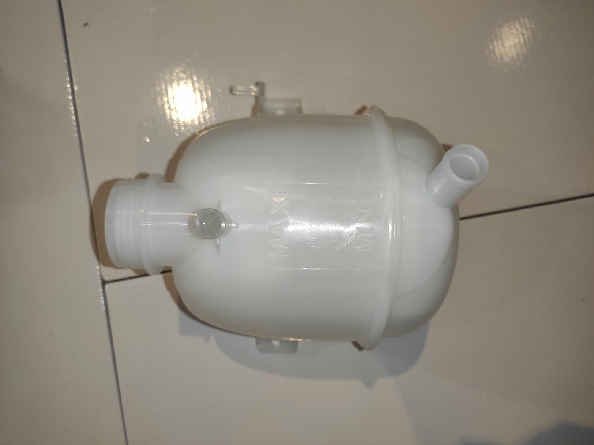 Бачок расширительный (без крышки) для Renault Logan, Duster, Clio, Sandero, Kangoo, Lada Largus Рено Логан Дастер Клио Сандеро Лада Ларгус