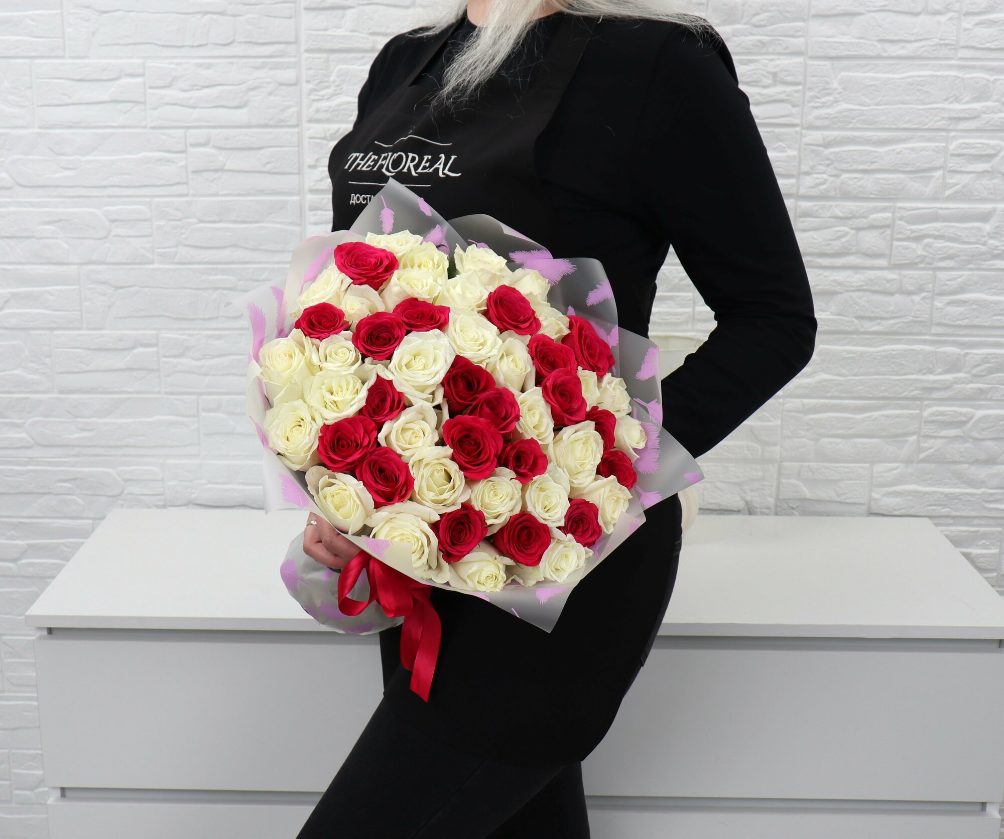 Монобукет THE FLOREAL белая и малиновая роза 51 штука, высота 40 см, с бантом