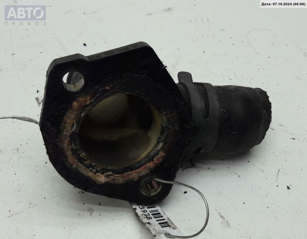 Фланец (тройник) системы охлаждения Volkswagen Golf-3