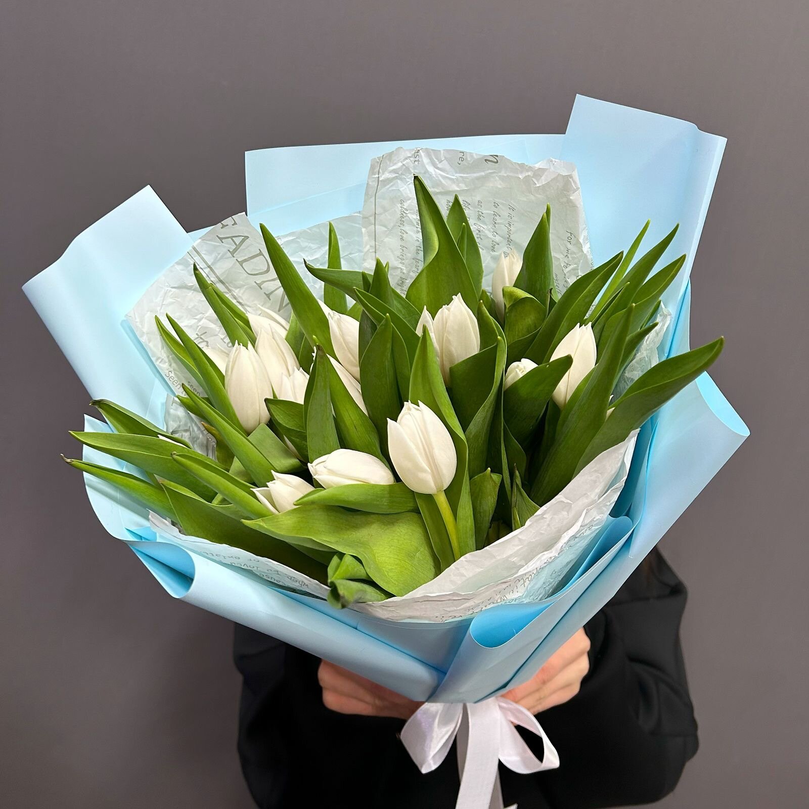 Букет из 19 белых тюльпанов в голубой пленке