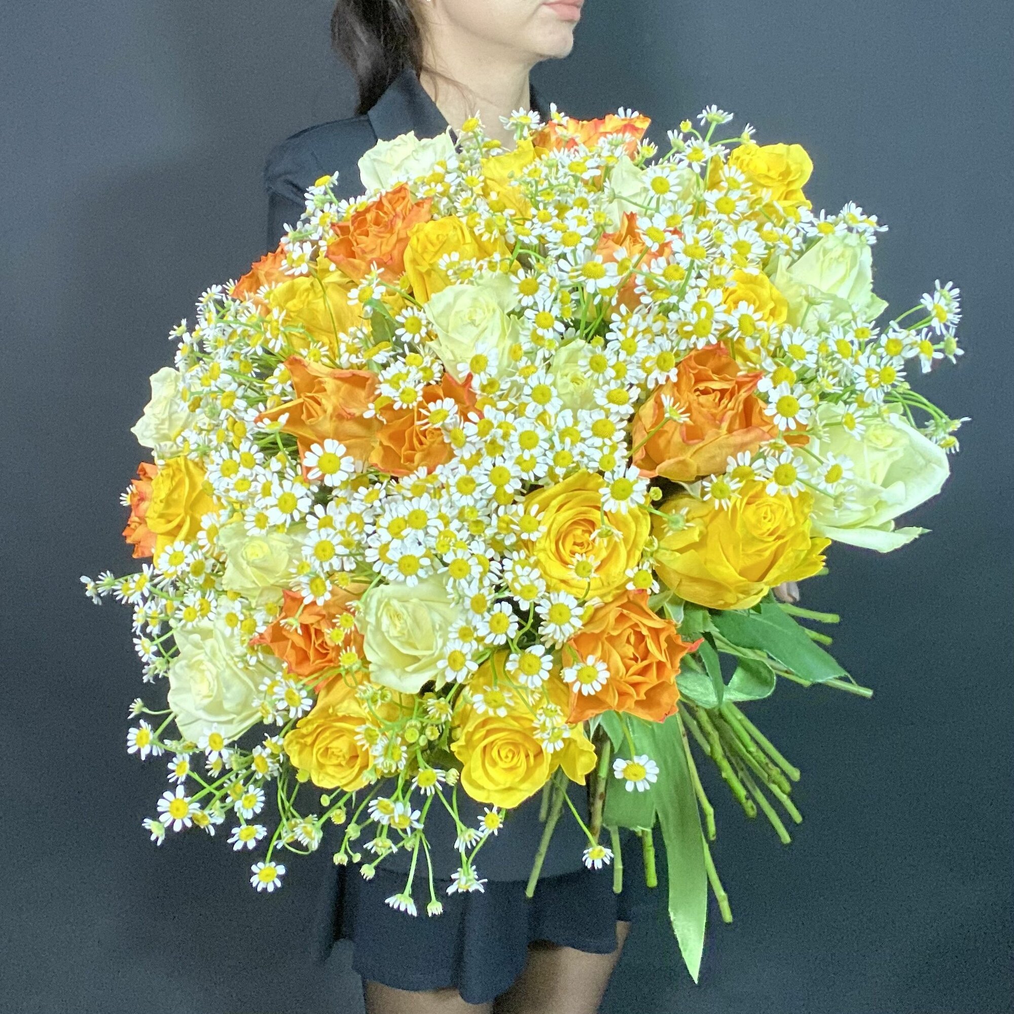 Розы и ромашки (роза 30 шт, ромашка 25 шт.), высота букета 40 см