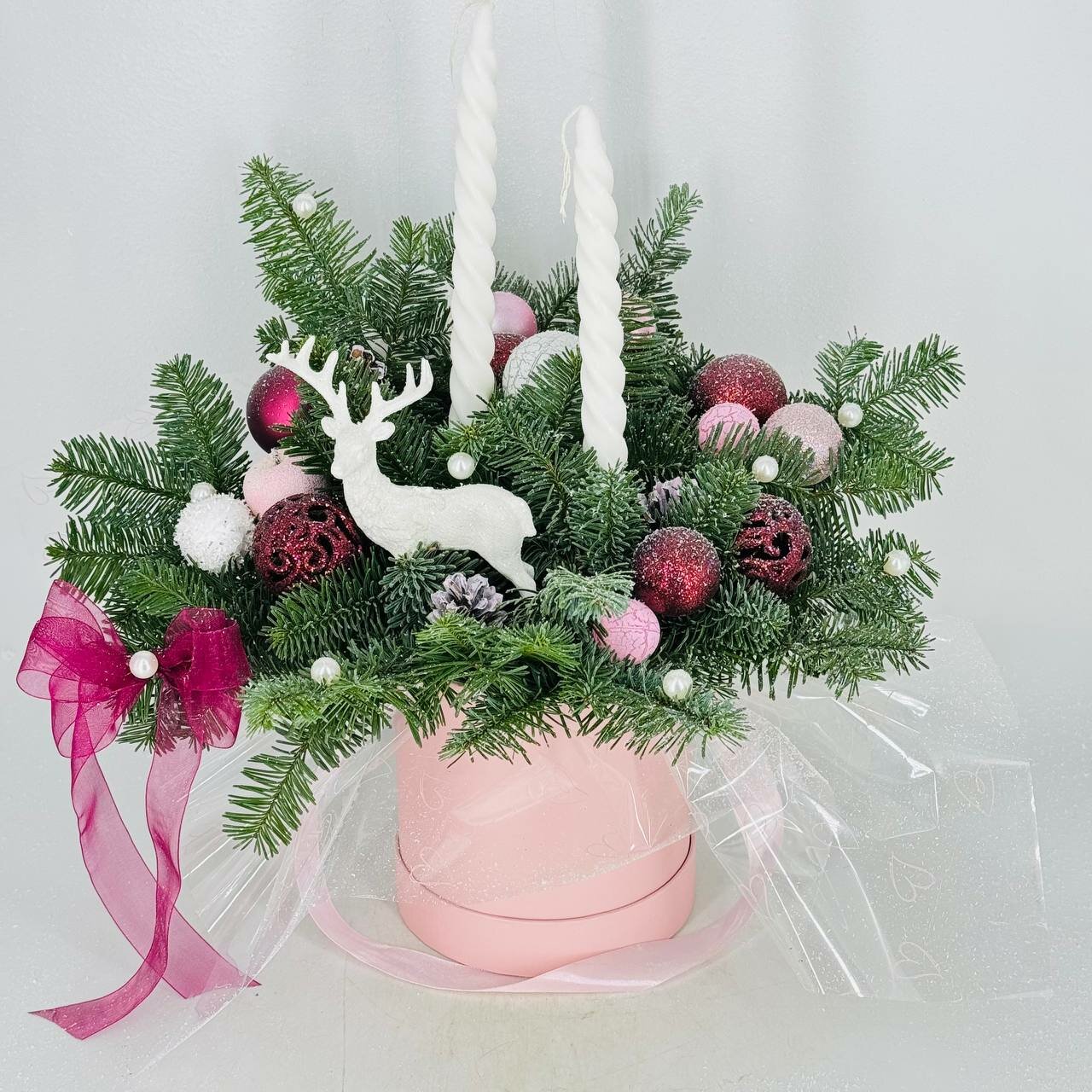 Интерьерный букет в шляпной коробке из веток натурального нобилиса со свечами