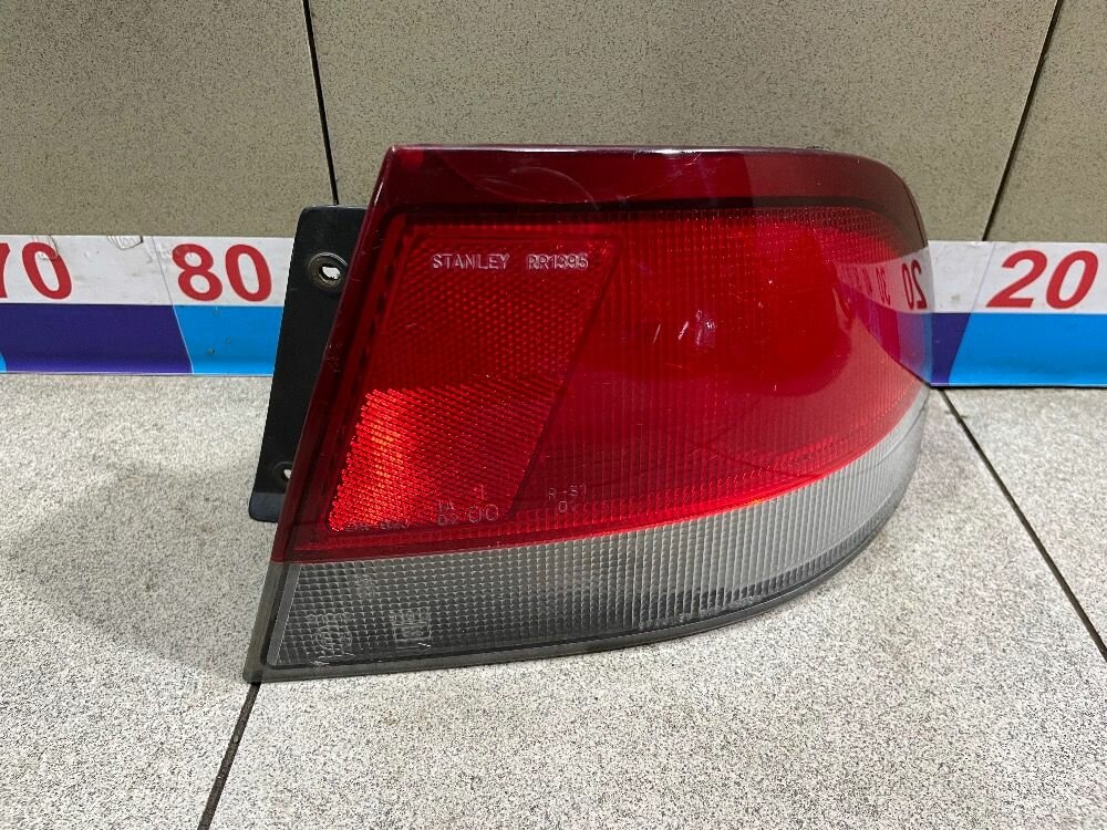 Фонарь задний правый Mazda 626 GE седан 8DGW51150