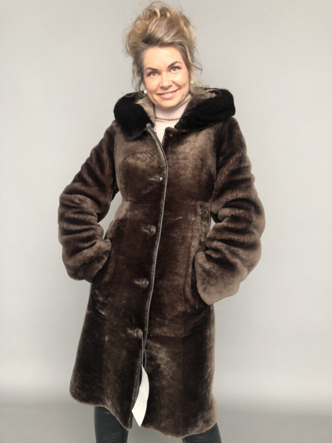 Шуба мутон Элегант с капюшоном отд.Норка р.46 /11140/