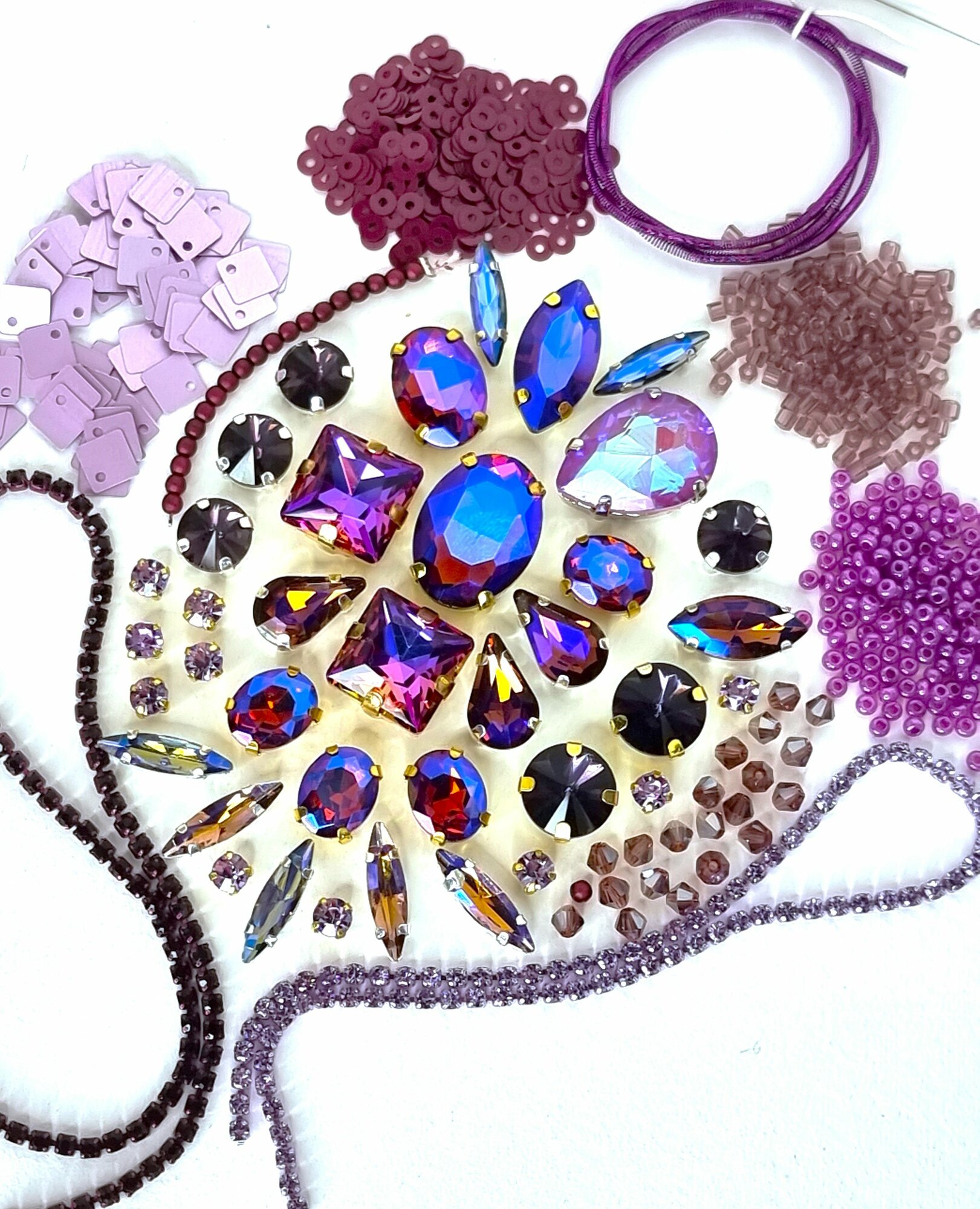 Стразы, Пайетки, бисер. Фиолетовые. 94шт.