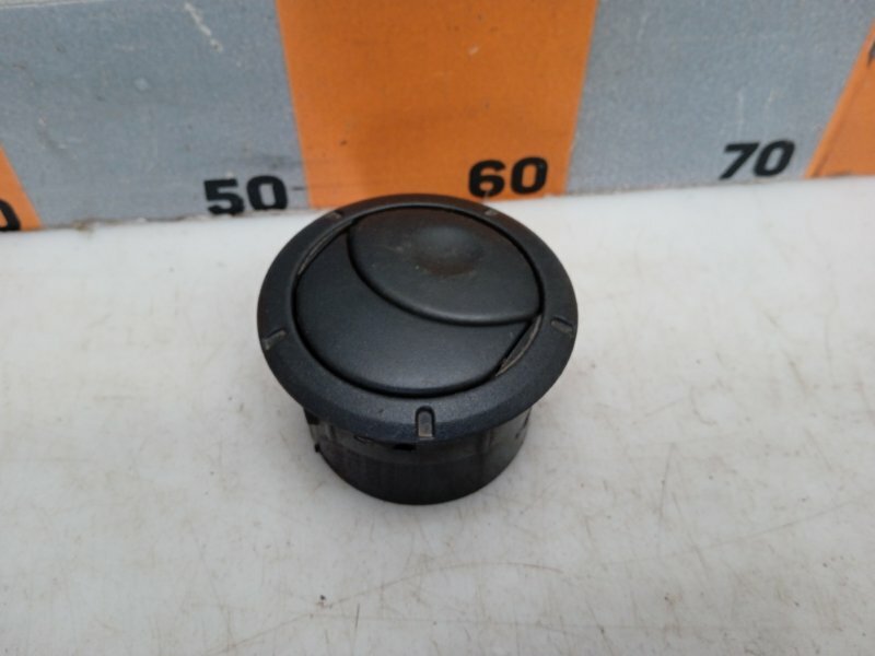 Б/У Рено Логан 2 Дефлектор воздушный Renault Logan 2016 2, L8 299864 RENAULT арт. 687601987R