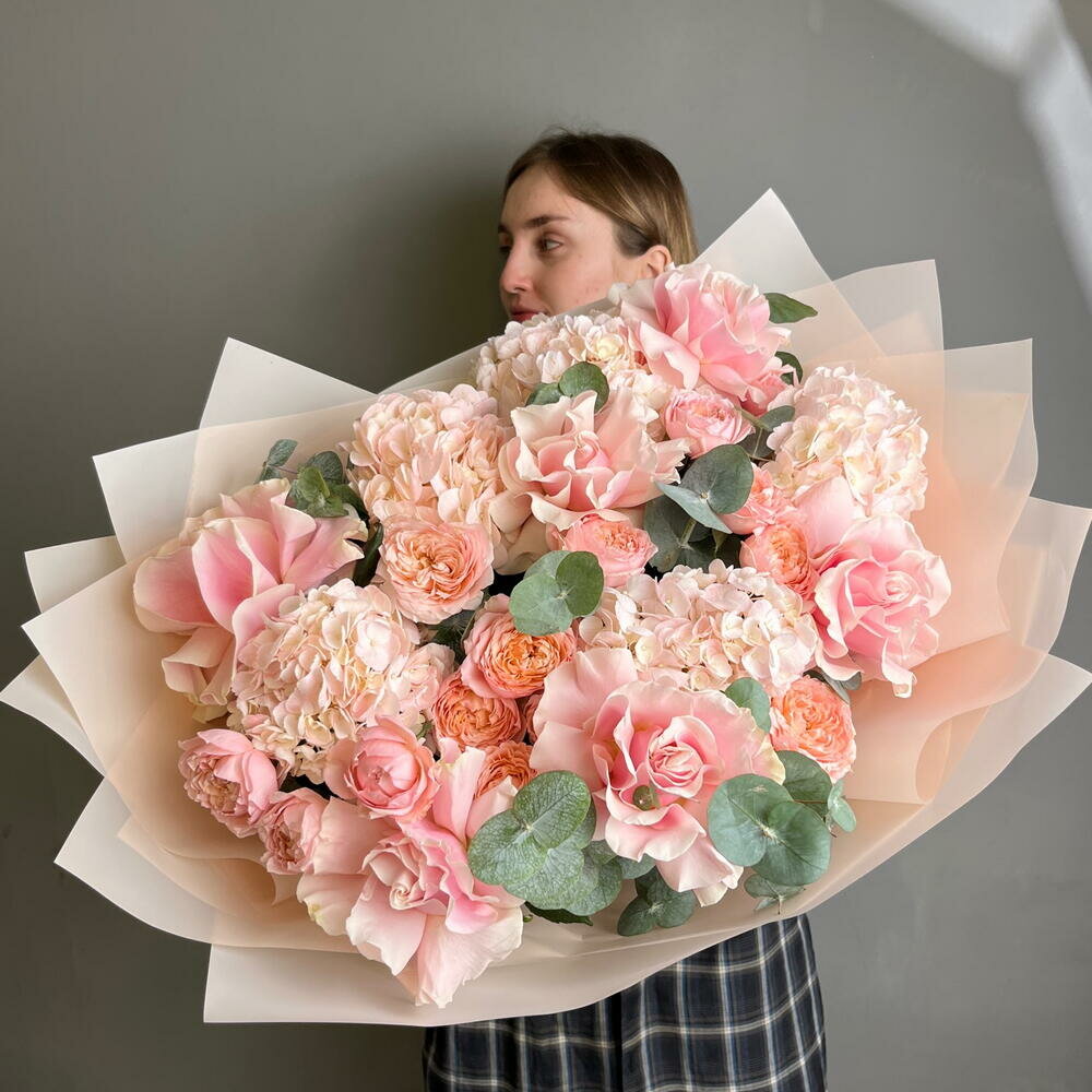 Букет живых цветов из французский и кустовых роз, гортензий, эвкалипта, цвет розовый, пионовидные розы Джульетта