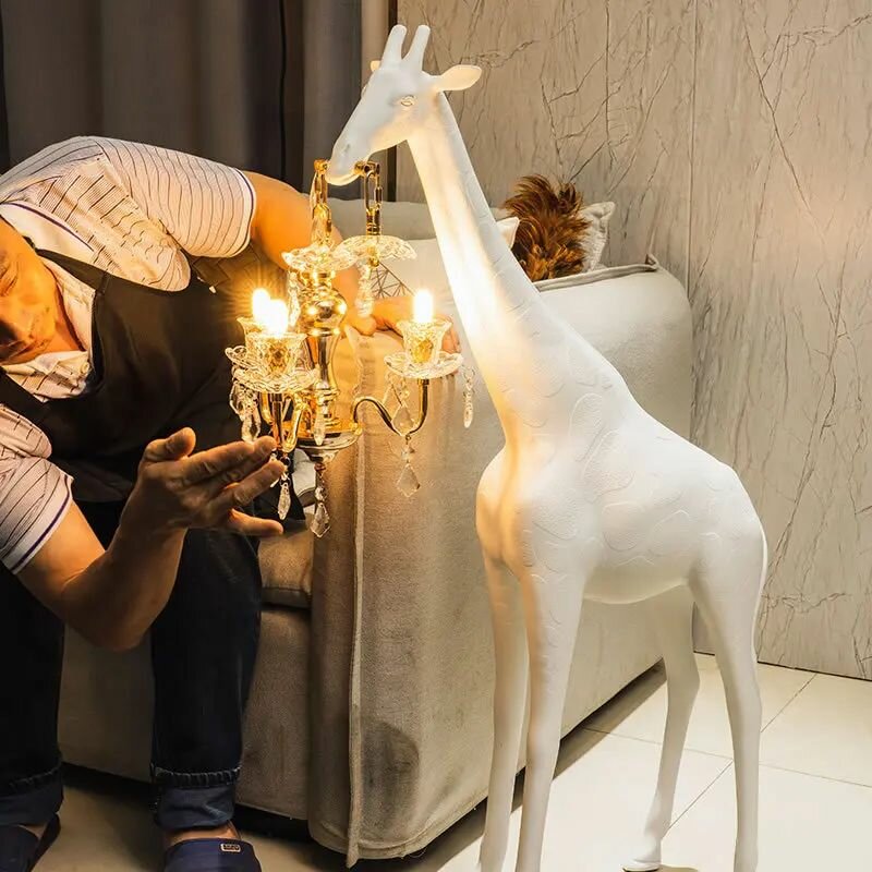 Настольная лампа Giraffe, используемая в выставочном зале light luxury French art and design, современная атмосфера, высококачественные светильники