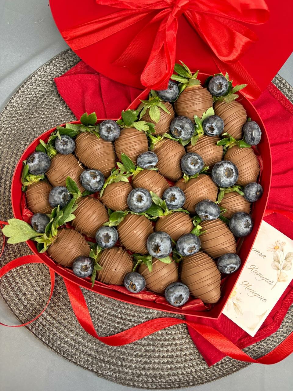 New! Клубника в бельгийском шоколаде «Сердце» Премиум с голубикой на день влюбленных, день рождения. Открытка в подарок