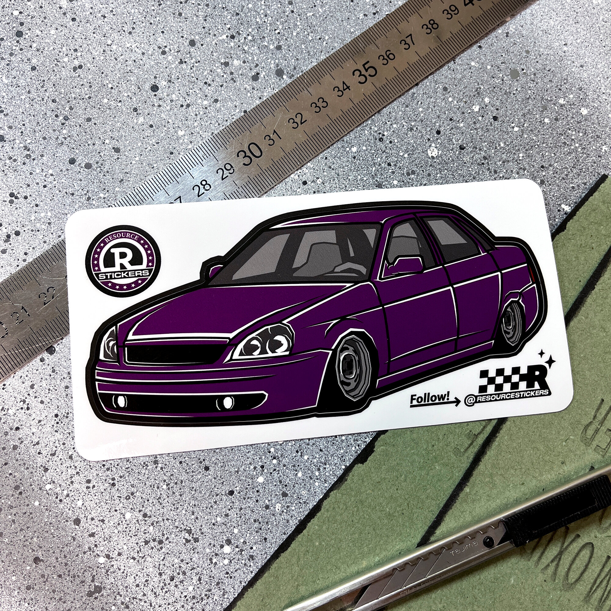 Наклейка машинка Приора (фиолетовый)