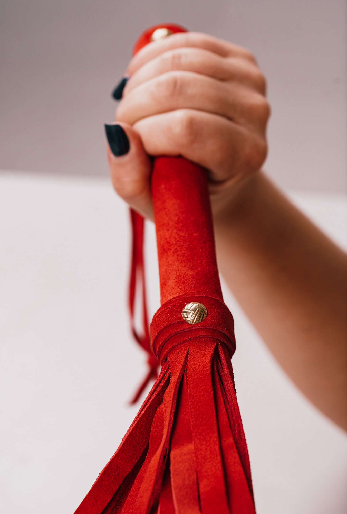 Флоггер красный из велюра