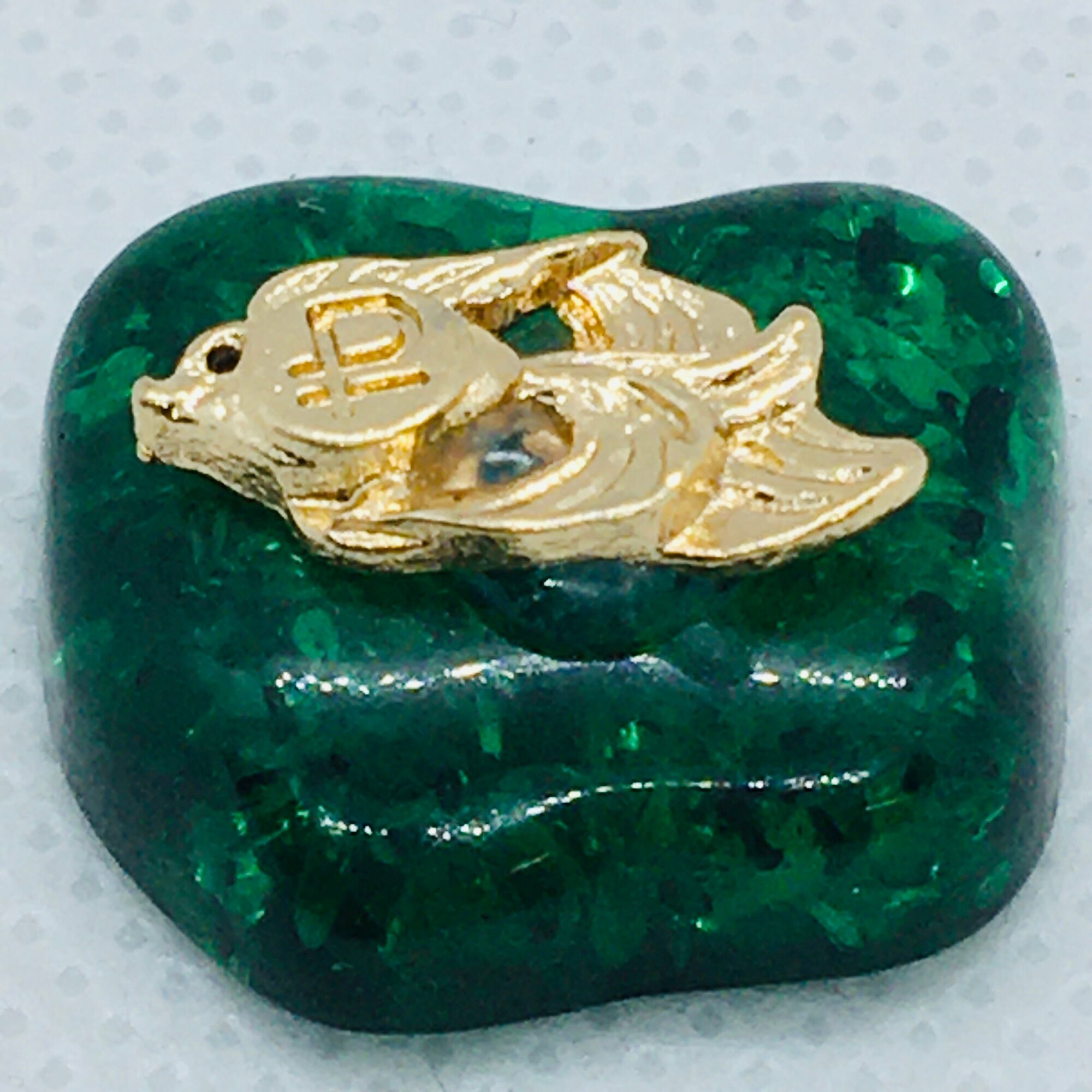 Кошельковая фигурка Рыбка на камне