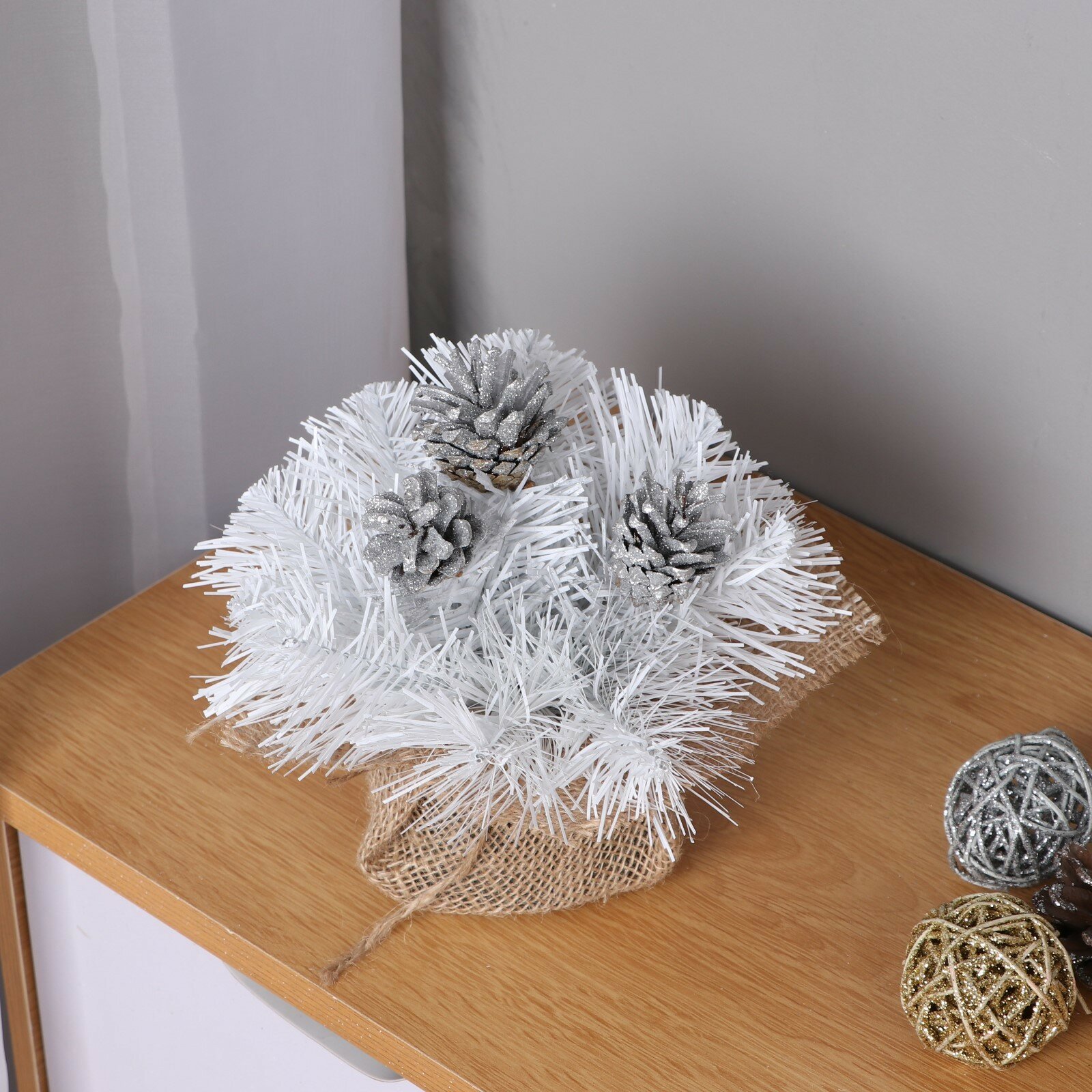 Новогодняя хвойная композиция на стол 20 см «Скандинавия», заснеженная, декор шишки, серебро
