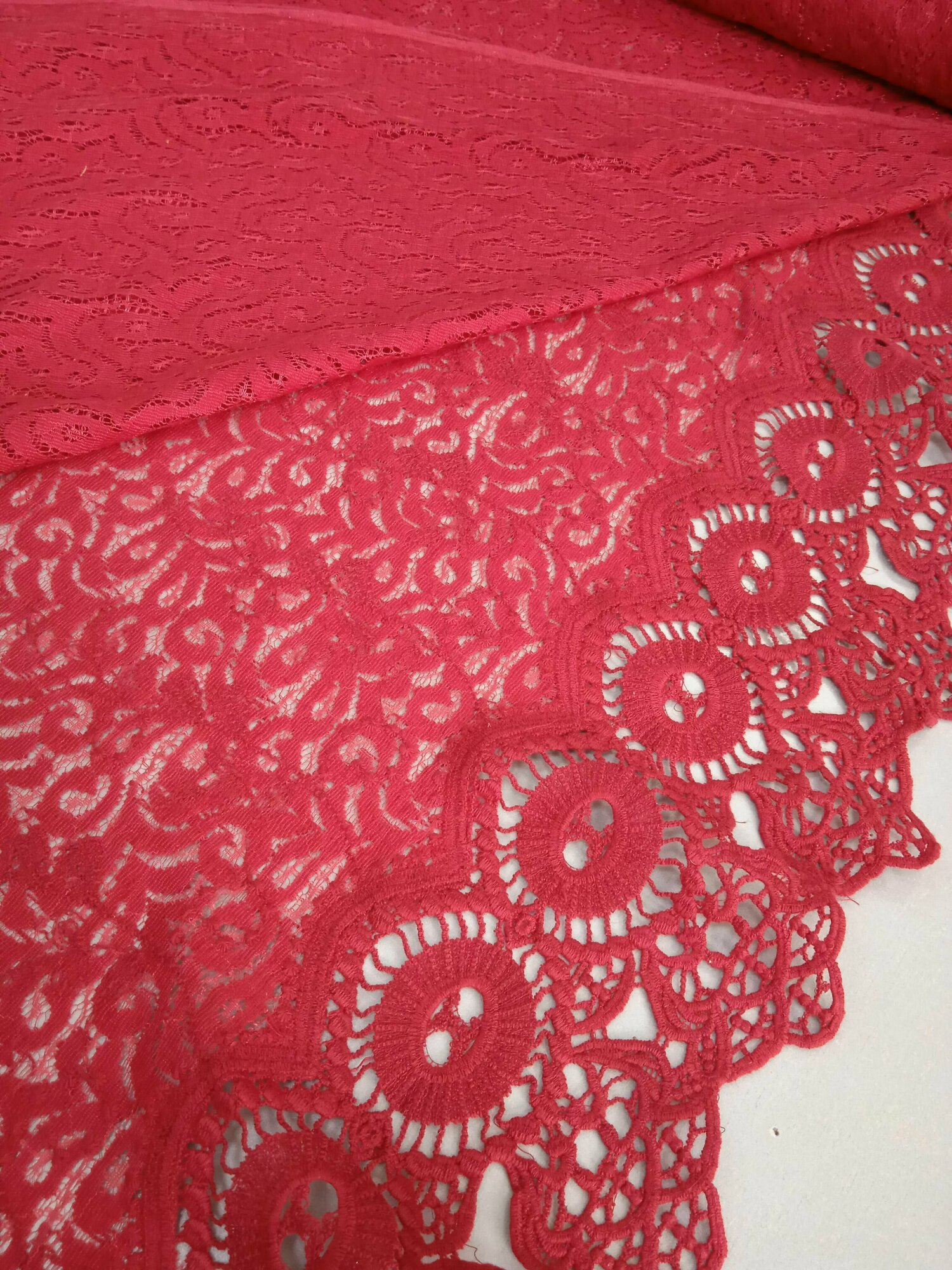 Ткань для шитья и рукоделия Гипюр с бордюром по объёму , цв. красный , Италия, отрез 100*130 см