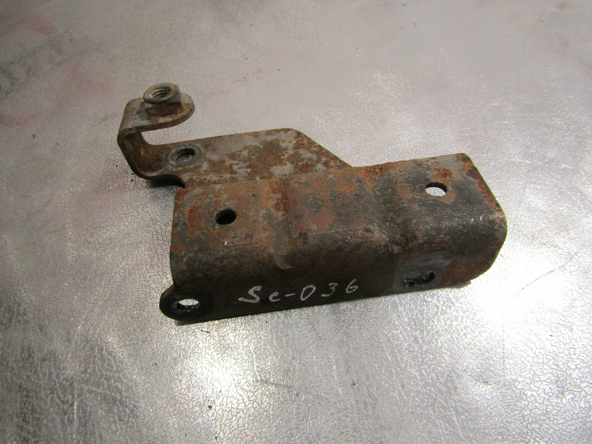 Кронштейн радиатора левый Scania P, R, G