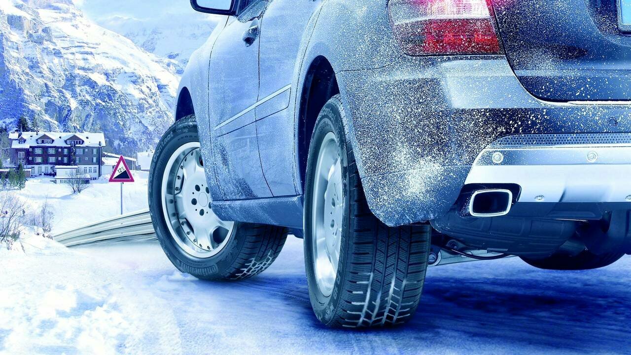 Картина на холсте 110x60 LinxOne "Автомобиль горы зима дома снег" интерьерная для дома / на стену / на кухню / с подрамником