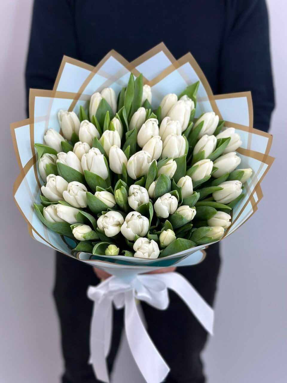 Нежный монобукет из белых красивых тюльпанов с упаковке от FlowersGo с быстрой доставкой