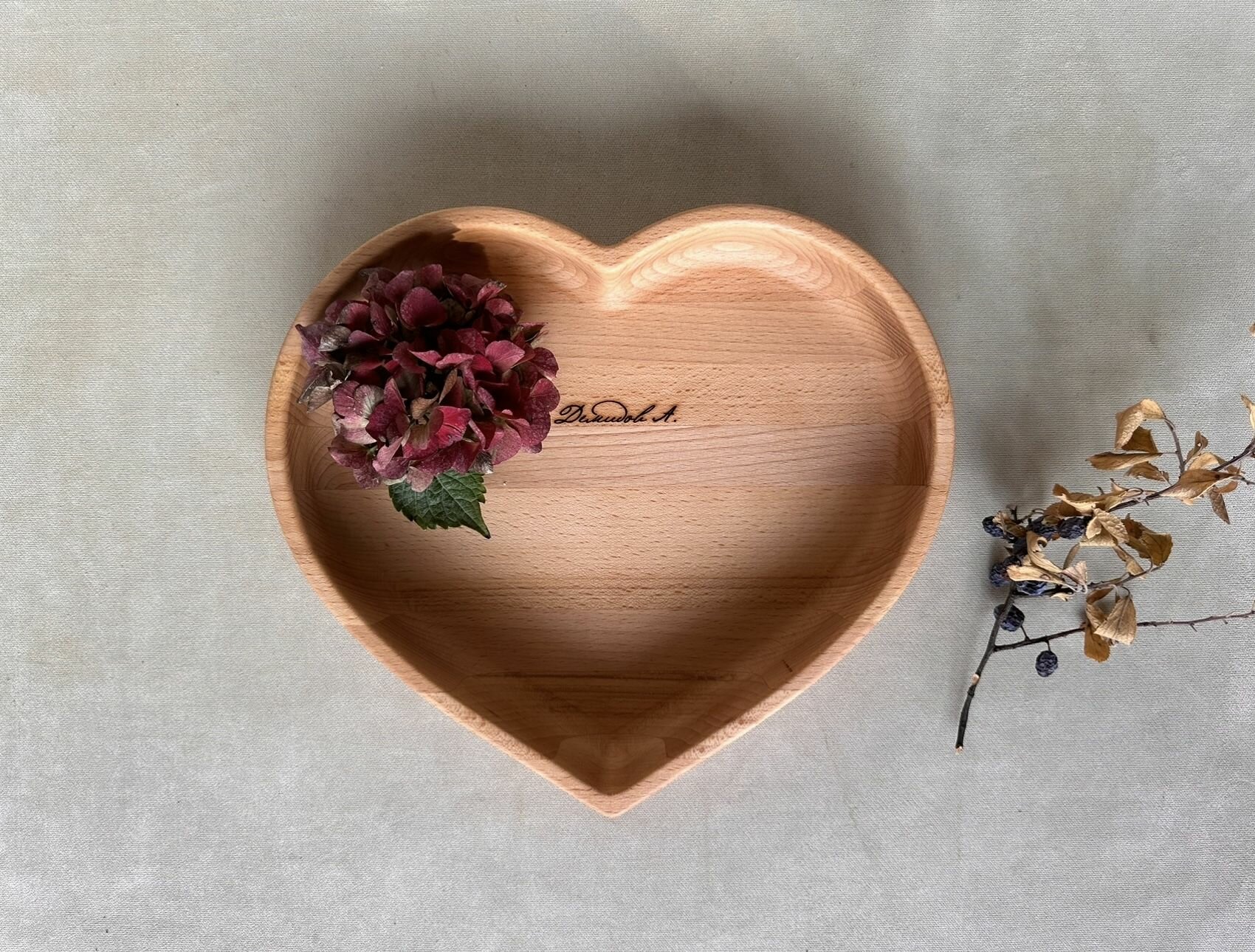 Поднос из массива БУКа в форме сердца Большой (L) 26,5*29,5*4,5 см