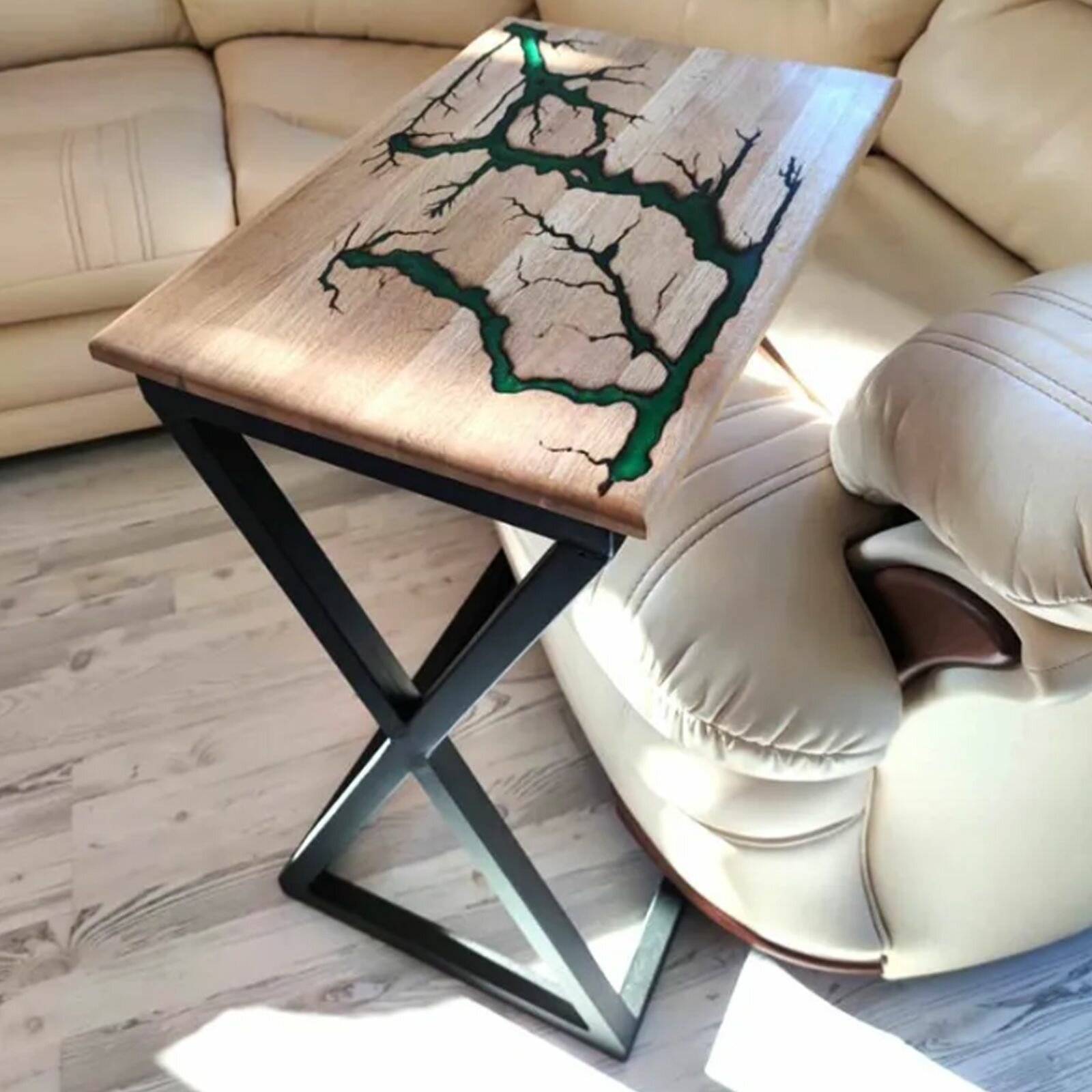 Столик для ноутбука из натурального дерева (массив дуба) на металлическом подстолье с молниями из эпоксидной смолы