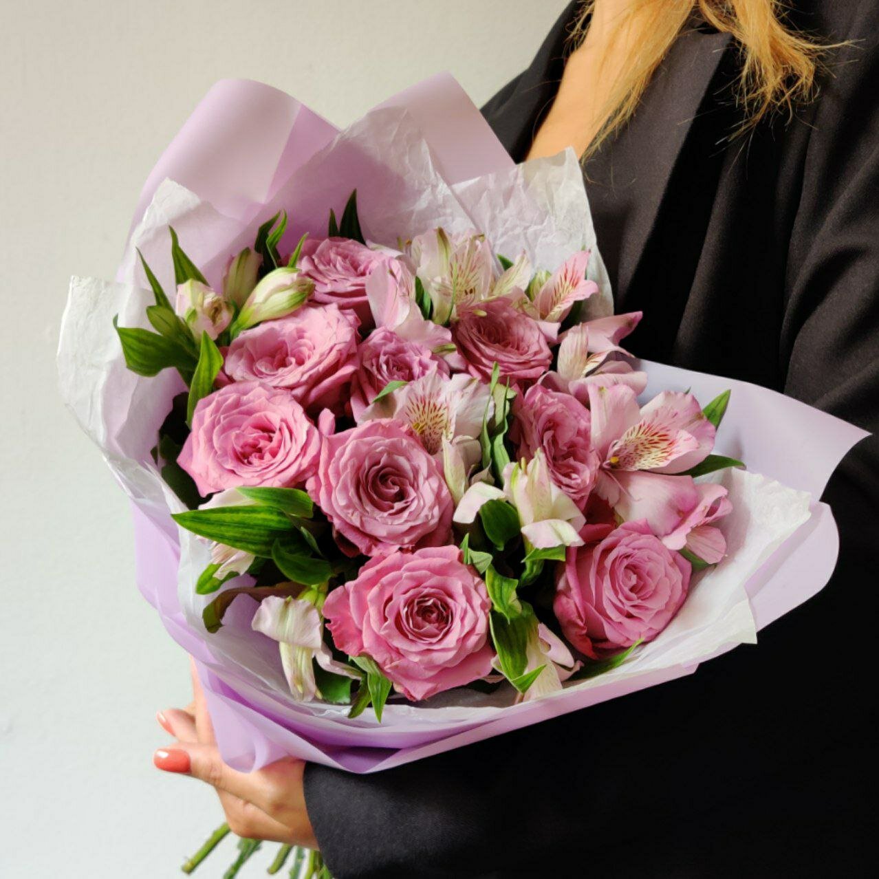Букет "Фиолетовое настроение", роза, альстромерия, 50см, дизайнерская упаковка, атласные ленты