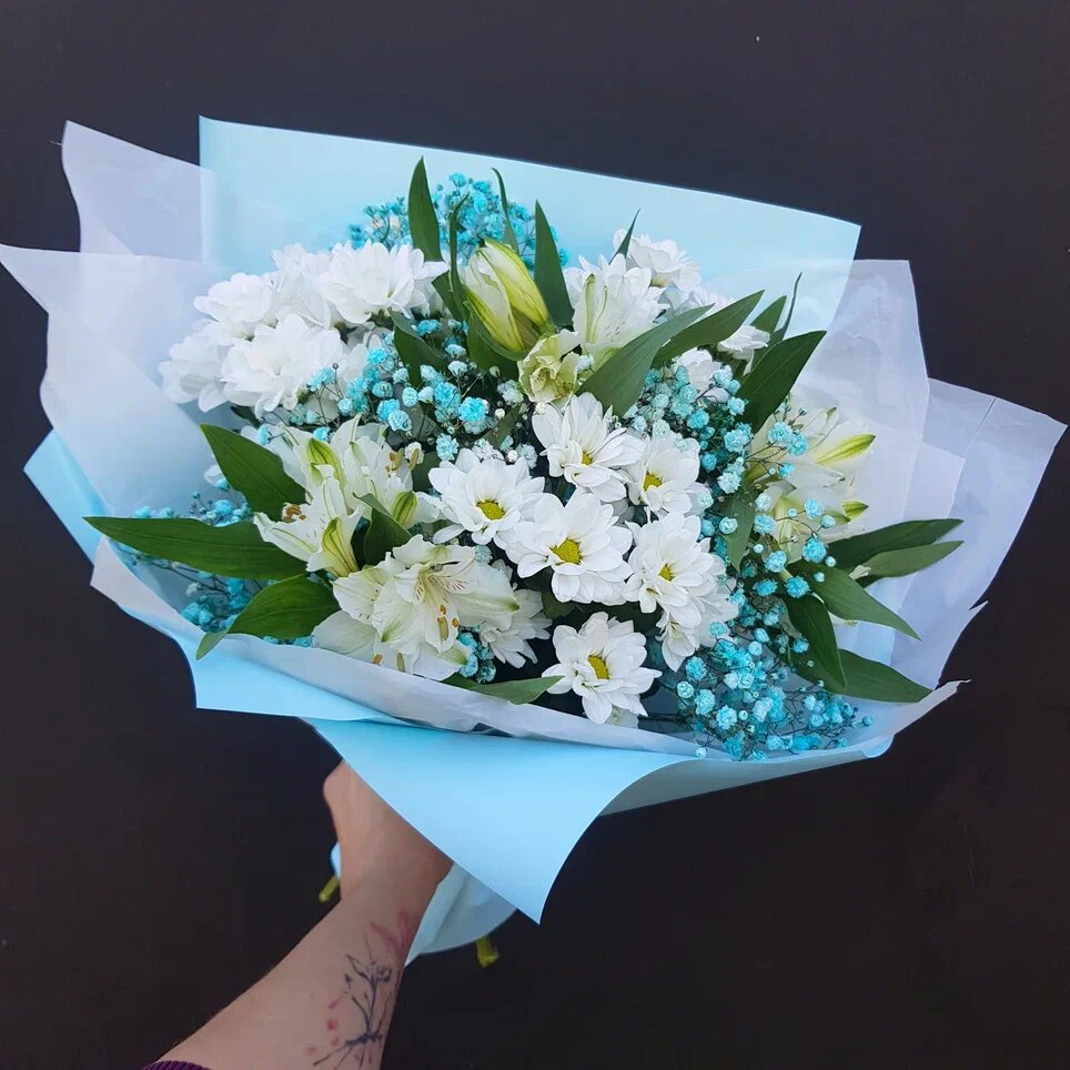 Букет "Небесный цветок", размер М, высота 50 см, с альстромерией, гипсофилой, хризантемой
