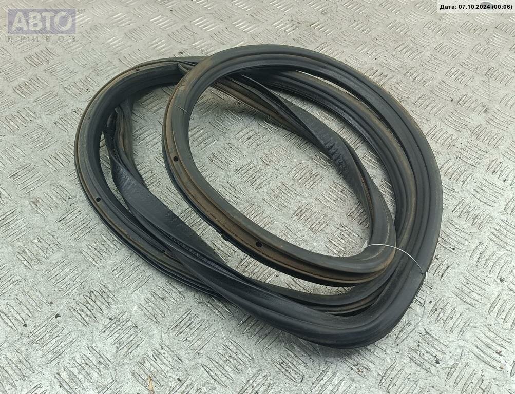 Уплотнитель двери задней левой Volkswagen Polo (1994-1999)