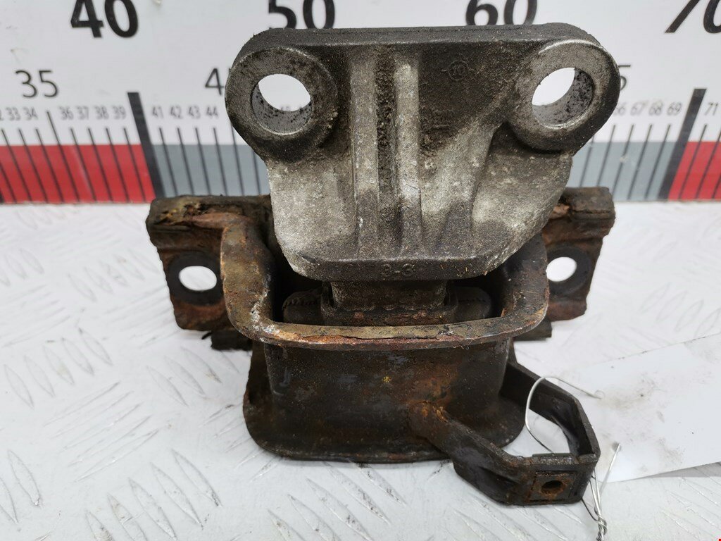 Подушка (опора) крепления двигателя Opel Corsa D 13130745 арт. 1997507