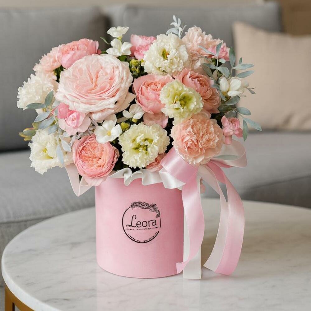 Цветы в коробке. Японские пионовидные розы Тсумугии (Tsumugi). Композиция T526. Leora Flowers дом цветочной моды