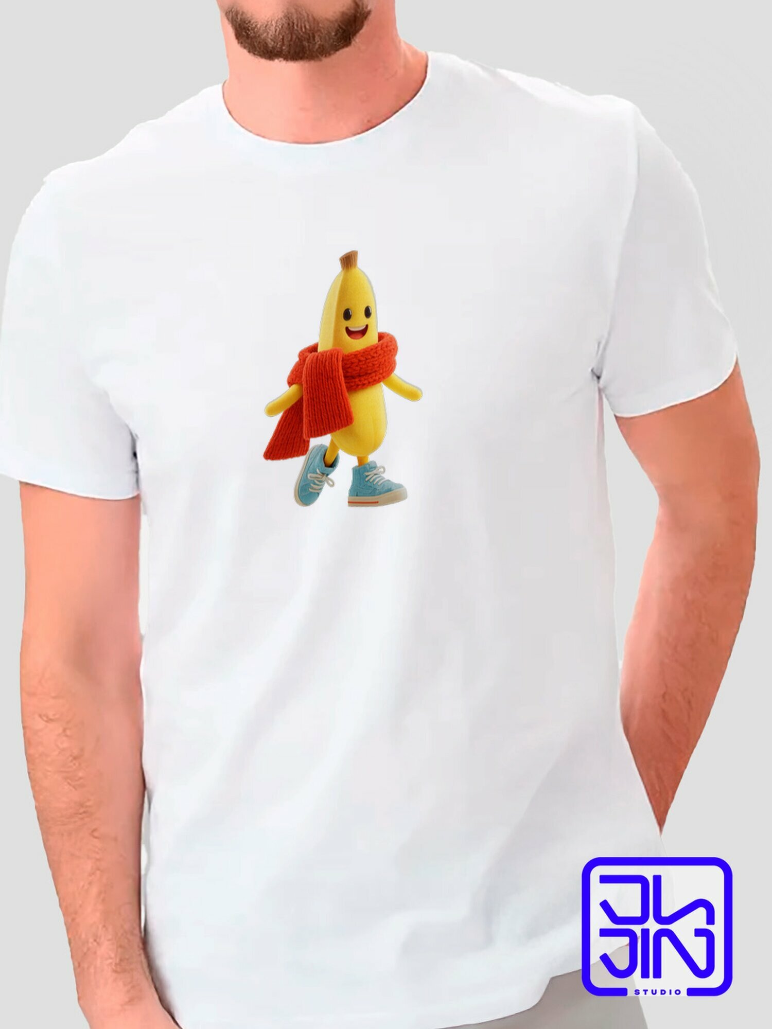 Футболка классическая мужская с авторским принтом Смешной желтый банан с мемами в белом шарфе и голубых, стильных кроссовках, белый хлопковый трикотаж с прикольным рисунком на груди