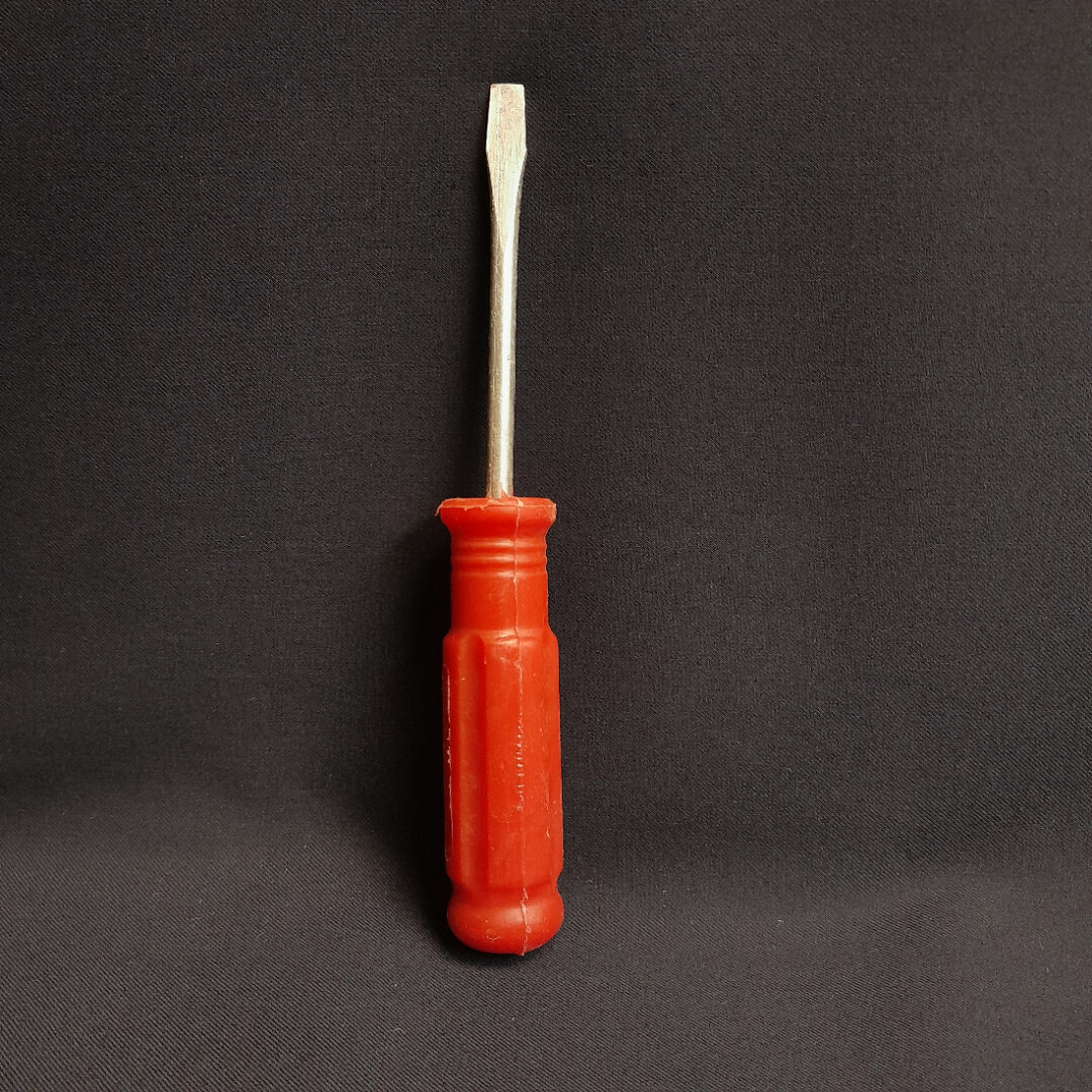 Отвертка шлицевая плоская, метал пластик 1х6х19 см, винтаж