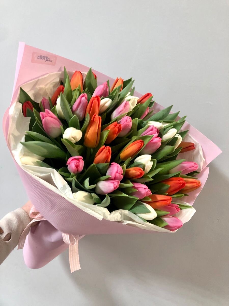Букет из разноцветных тюльпанов в стильной упаковки на любой повод