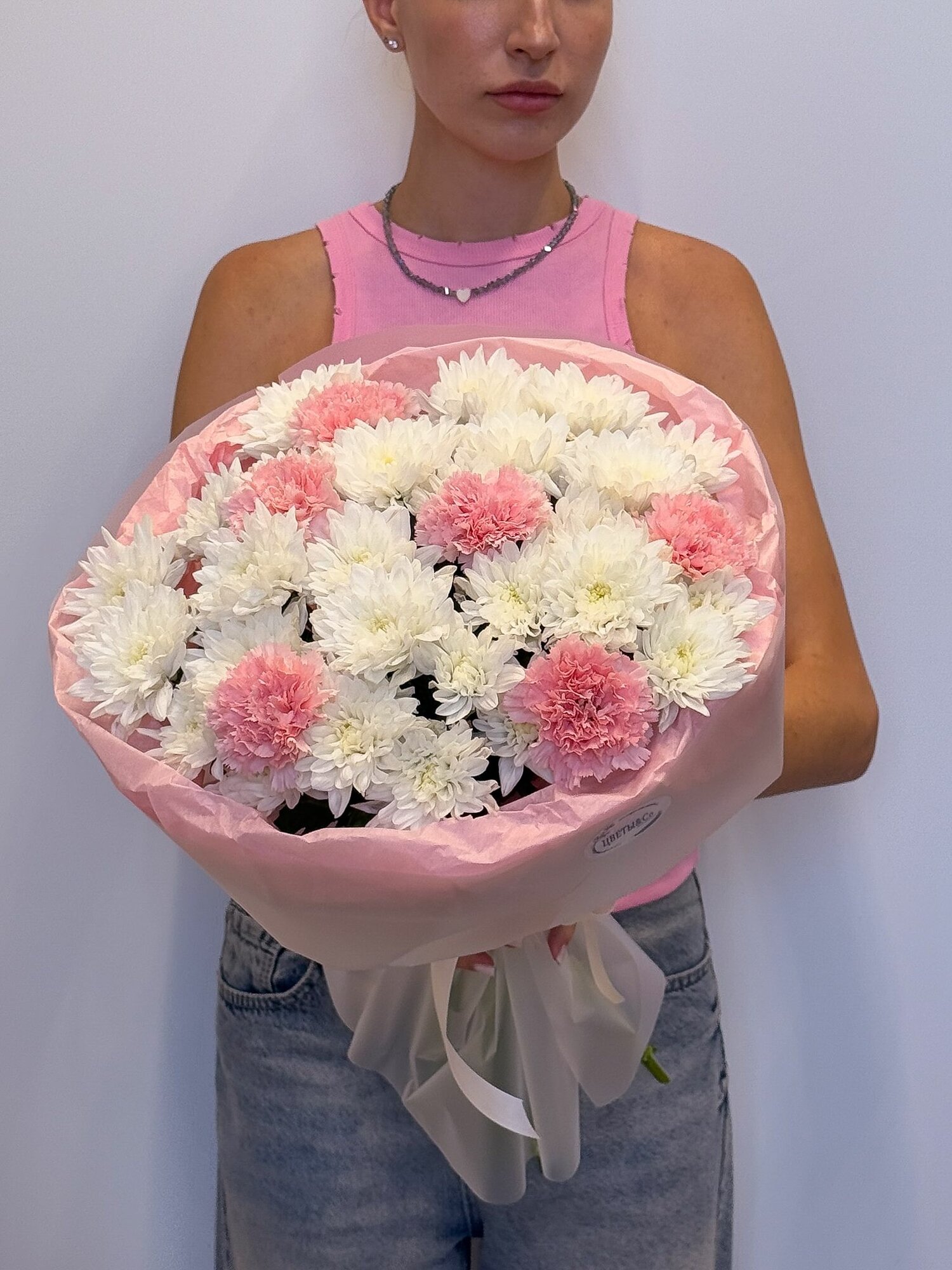 Нежный букет с кустовой хризантемой и диантусами "Конфетка"