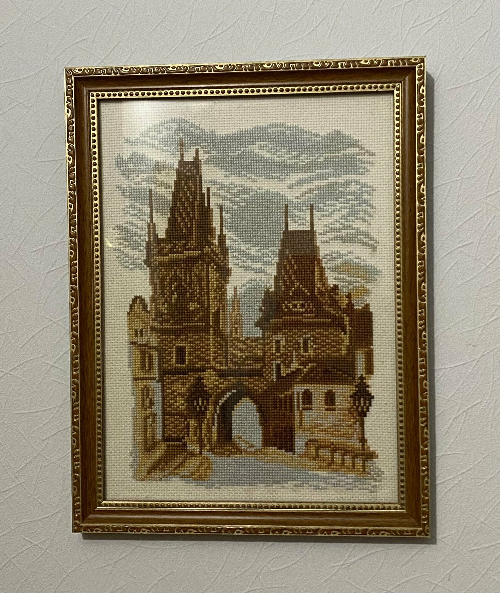 Картина «Старый Замок» вышитая в ручную, ручная работа. Размеры в оформленом виде 32см*24,5 см