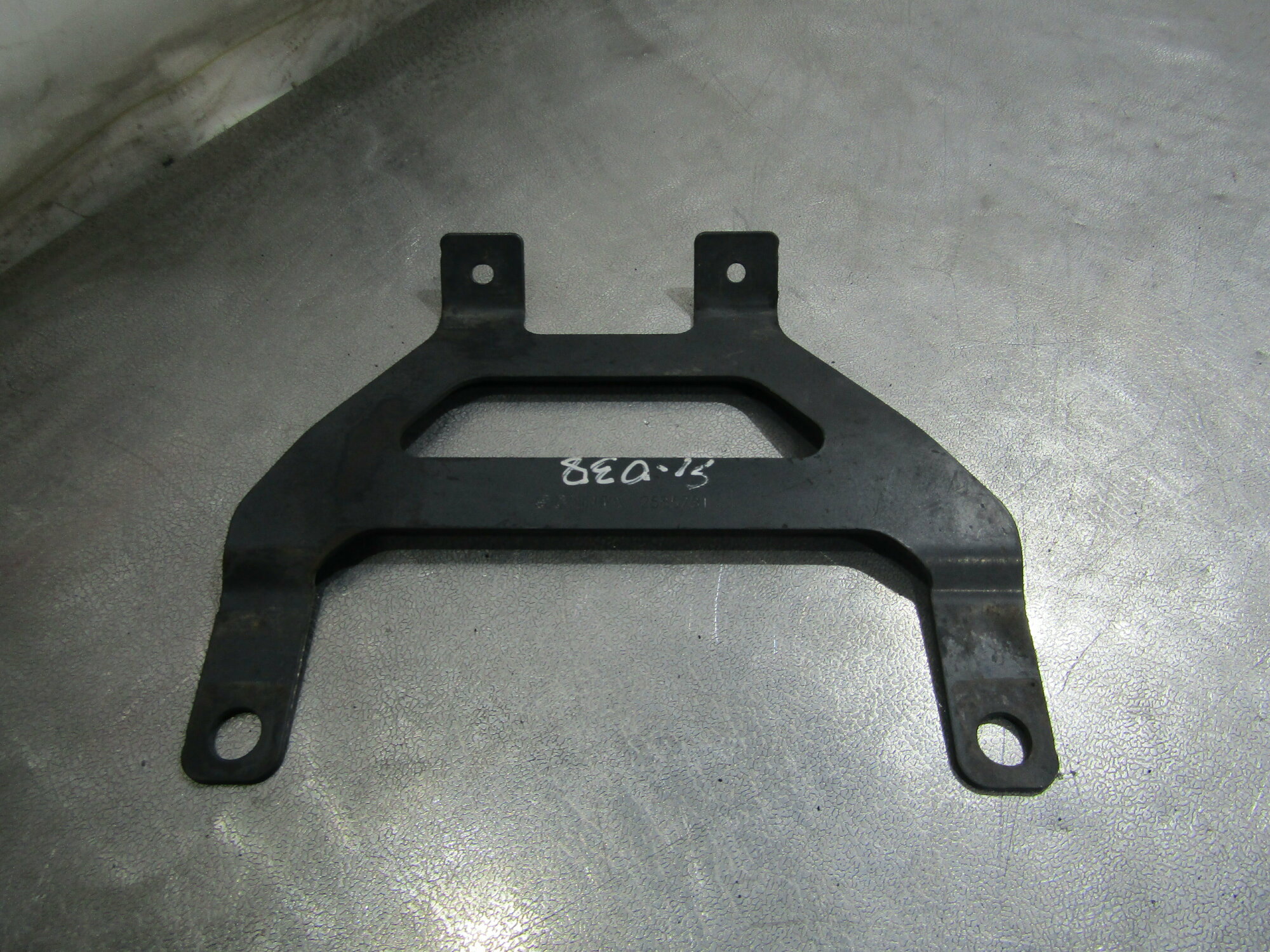 Кронштейн переднего брызговика левый Scania 6-series