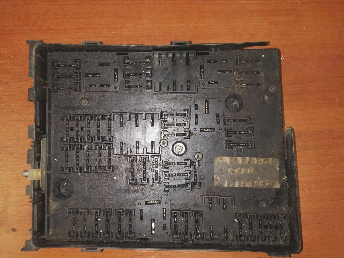 Блок предохранителей Volkswagen Golf Passat Touran 1K0937124K