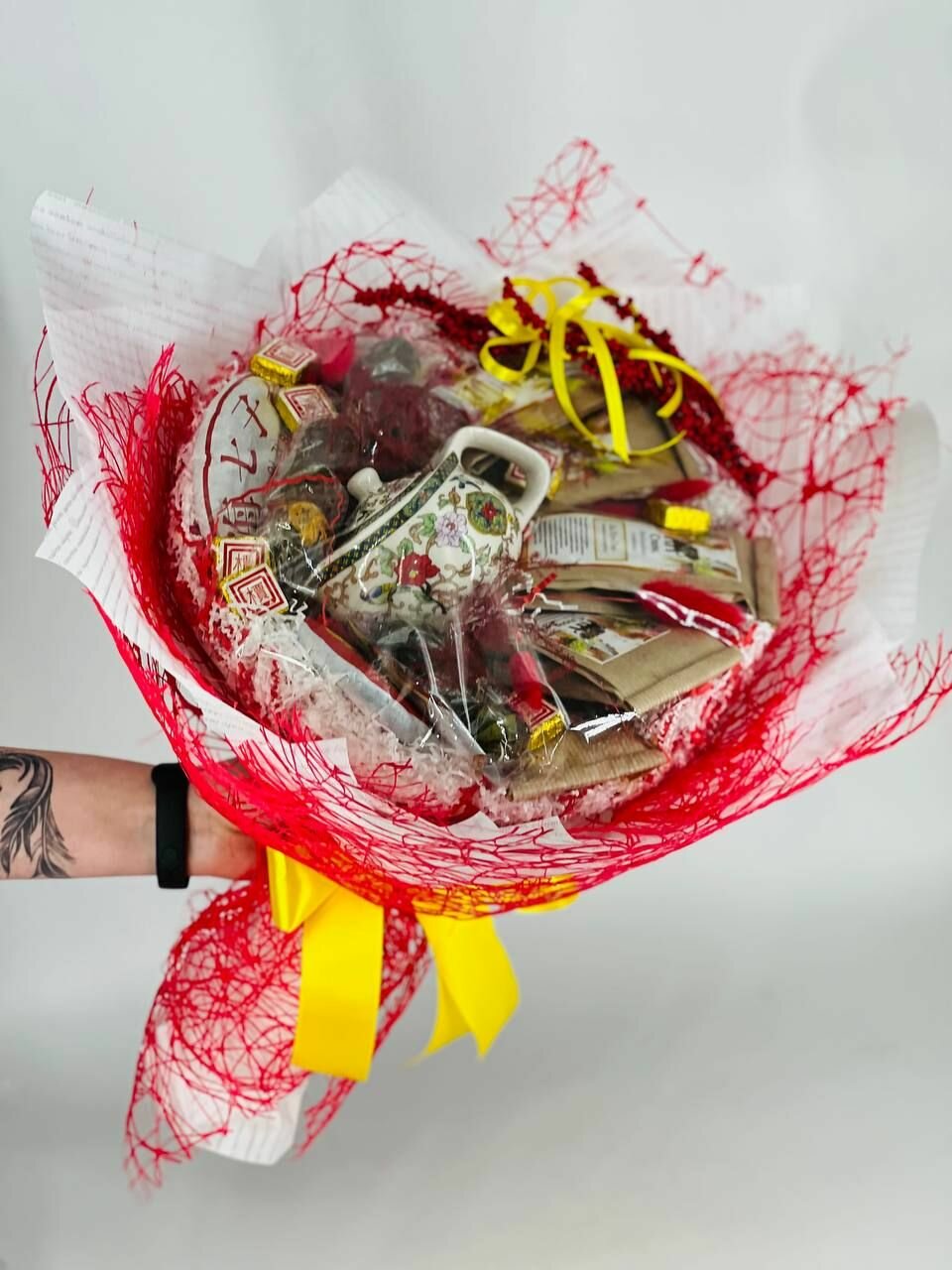 Букет из чая с набором для чайной церемонии