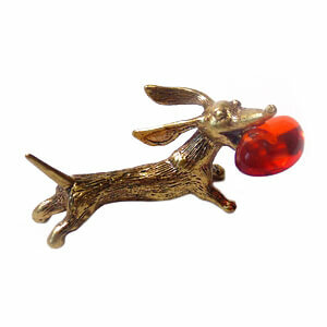 Фигурка коллекционная с натуральным янтарем Такса с мячом 3 см