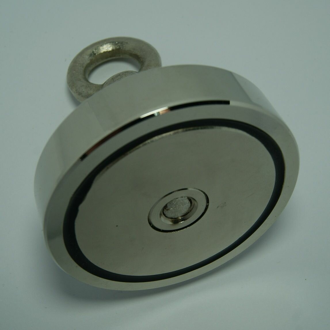 Поисковый , сверхсильный , неодимовый магнит, универсальный, Neodim 74, F200 односторонний , с отверстием 8мм , с рым-болтом и контргайкой в комплекте .
