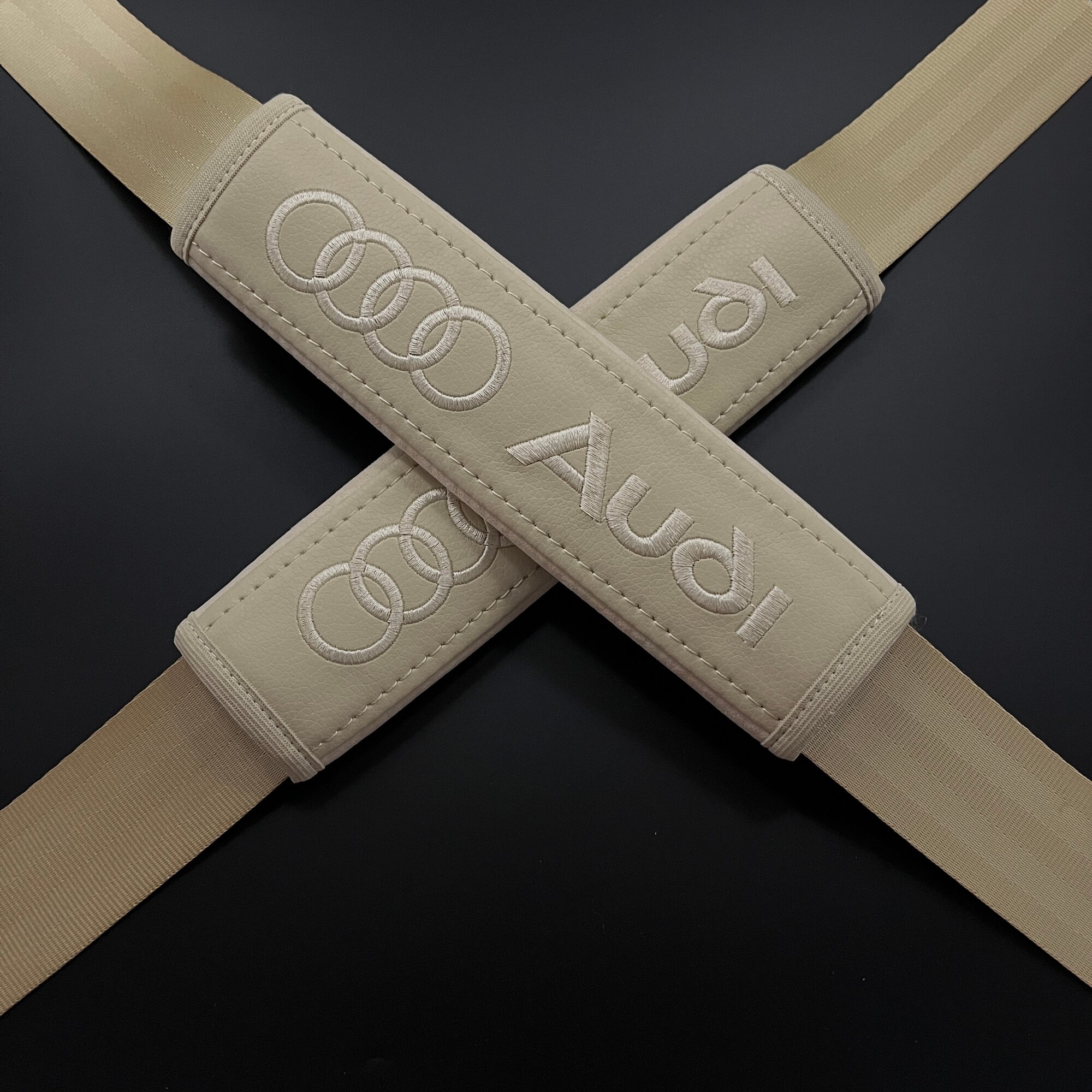 Бежевые накладки на ремень безопасности для Ауди с вышивкой. 2 штуки