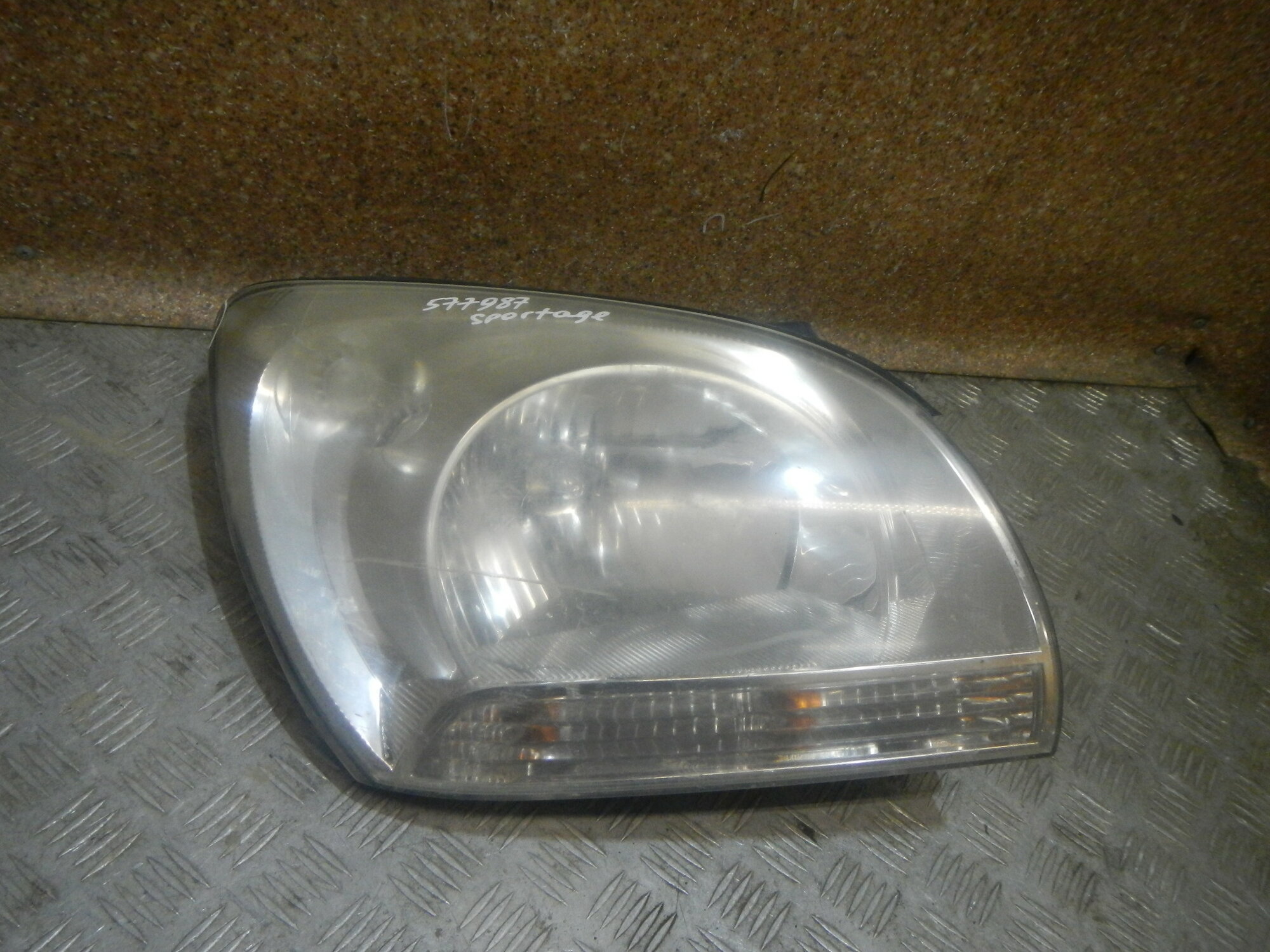 Б/У Фара правая, KIA (Киа)-SPORTAGE (04-10) KIA SPORTAGE (04-10) Царапины, сломано крепление, трещина на отражателе и на...