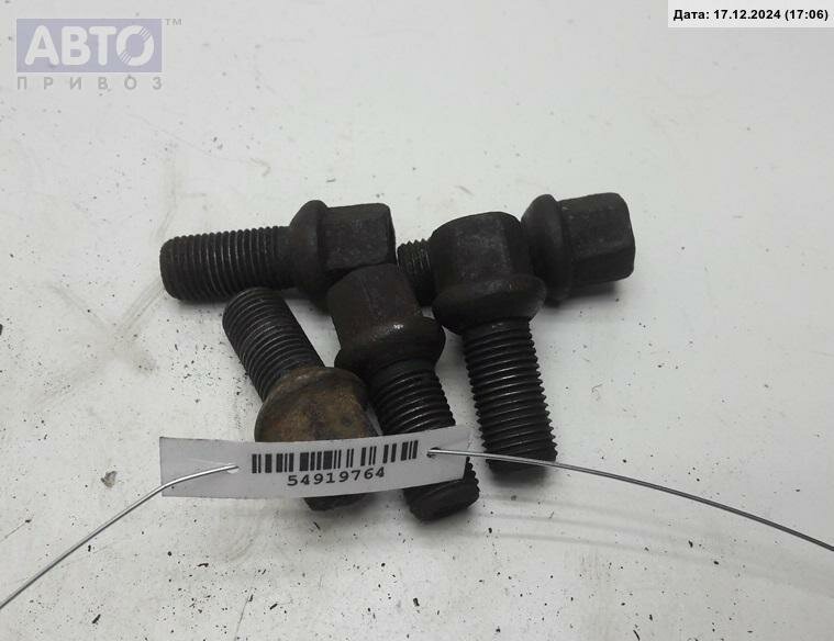 Болт колесный (гайка колесная) Volkswagen Passat B5+ (GP)