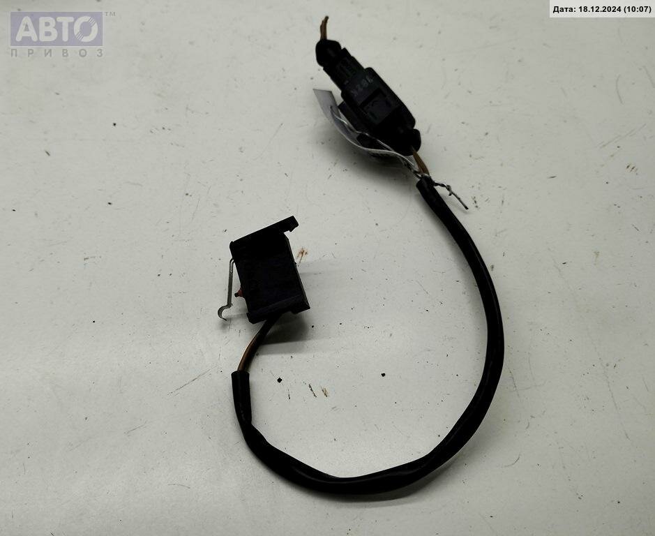 Выключатель концевой (концевик) Volkswagen Passat B5+ (GP)