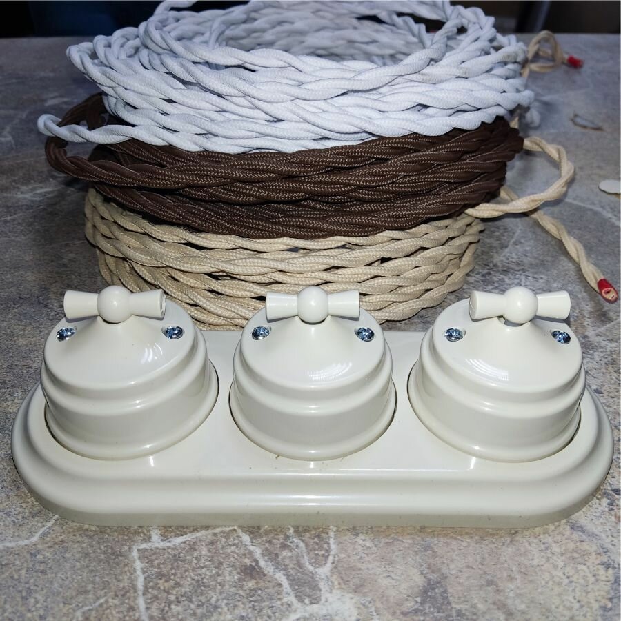 Комплект из трех выключателей 1-клавишный проходных поворотных открытой установки Ретро с трехместной рамкой, цвет бежевый