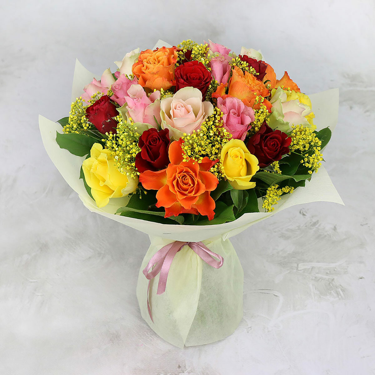 Букет "Букет Маркет", 27 кенийских роз, 40см, фетр, оберточная бумага