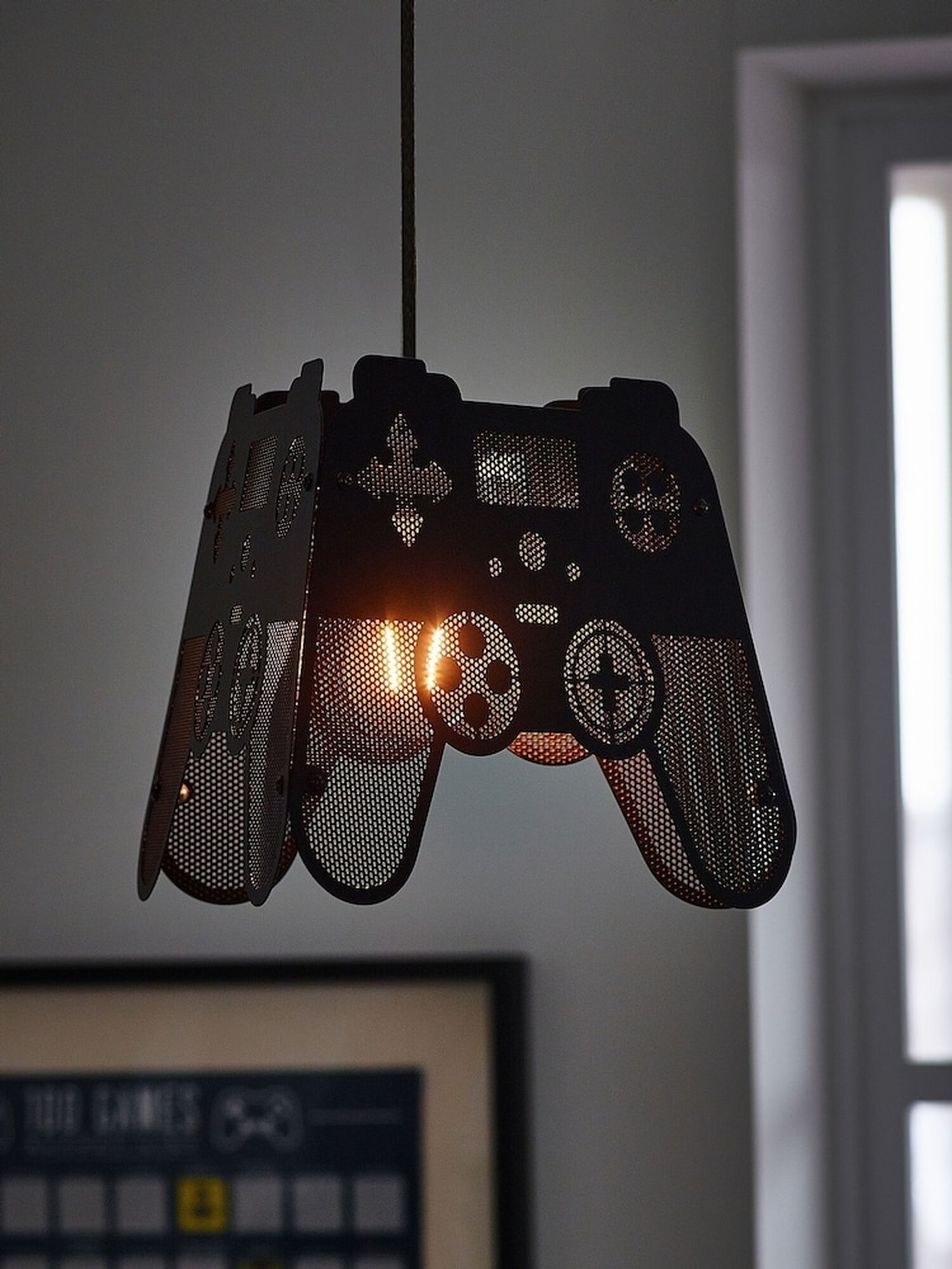 Легко устанавливаемый металлический абажур NEXT в форме джойстика 35х23 см
