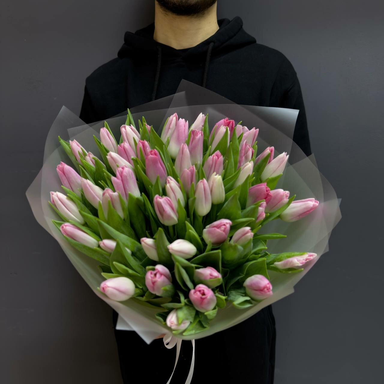 Пышный букет из 47 тюльпанов розового цвета высотой 50 см с доставкой