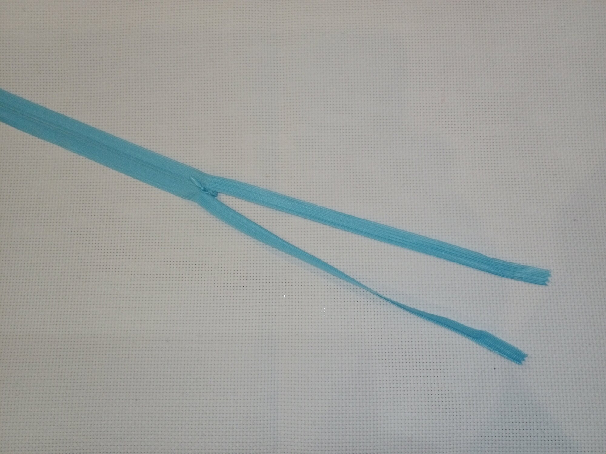 Застежка-молния потайная голубая, длина 70 см, ширина 2,4 см