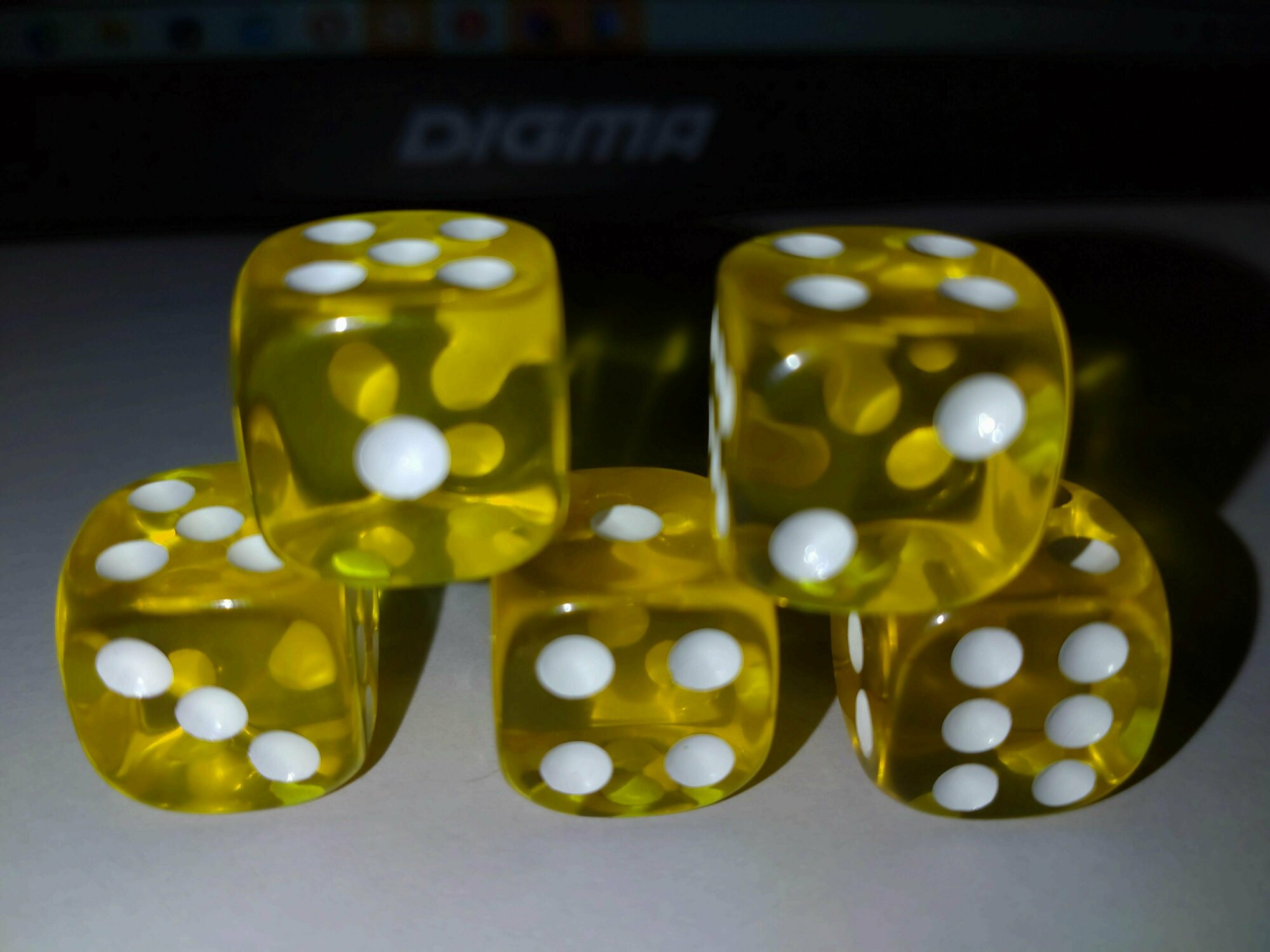 Игральные кубики/кости/ 16 мм. комплект из 5 штук. Жёлтые.