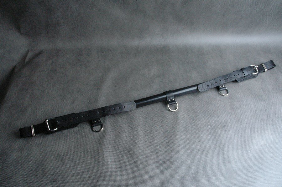 Кожаная Распорка Фиксатор "Чёрная мамба" с кольцами Beastly Кожаная Распорка Фиксатор "Чёрная мамба" с кольцами