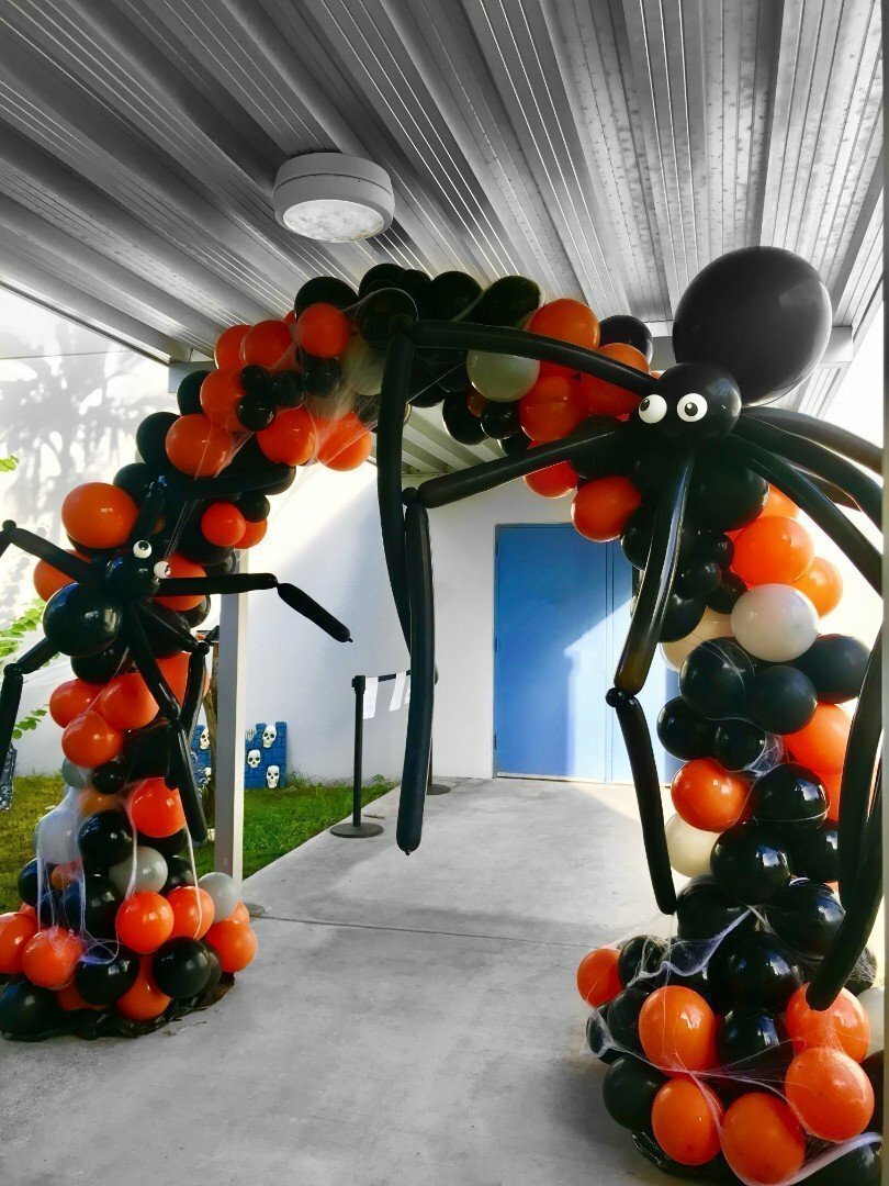 Арка из шаров с пауками на Хэллоуин